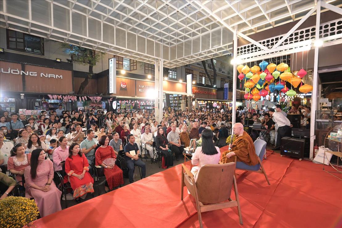 Thiền sư Ajahn Brahm đến Việt Nam, nói một câu khiến ai cũng lặng đi